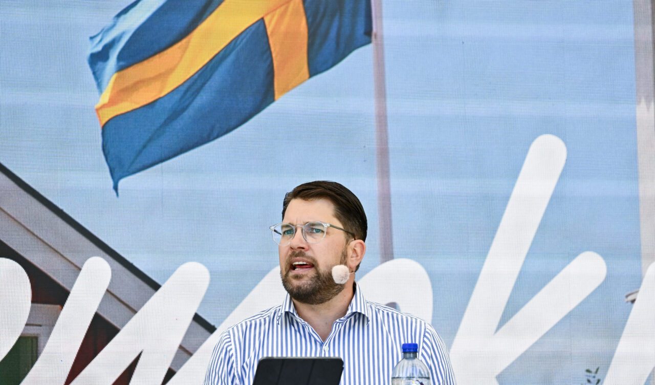 Åkesson går in för landning